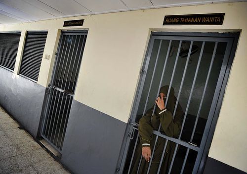 Perempuan-Perempuan Penjara: Penanganan Narapidana Terorisme Perempuan di Indonesia | KHUB - A ...